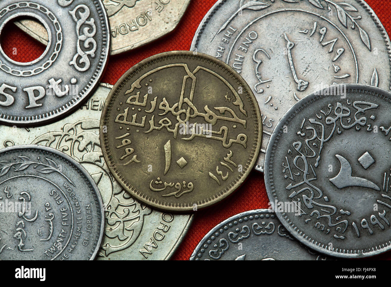 Coins of Egypt. Egyptian 10 piastre (qirsh) coin from 1992 Stock Photo ...