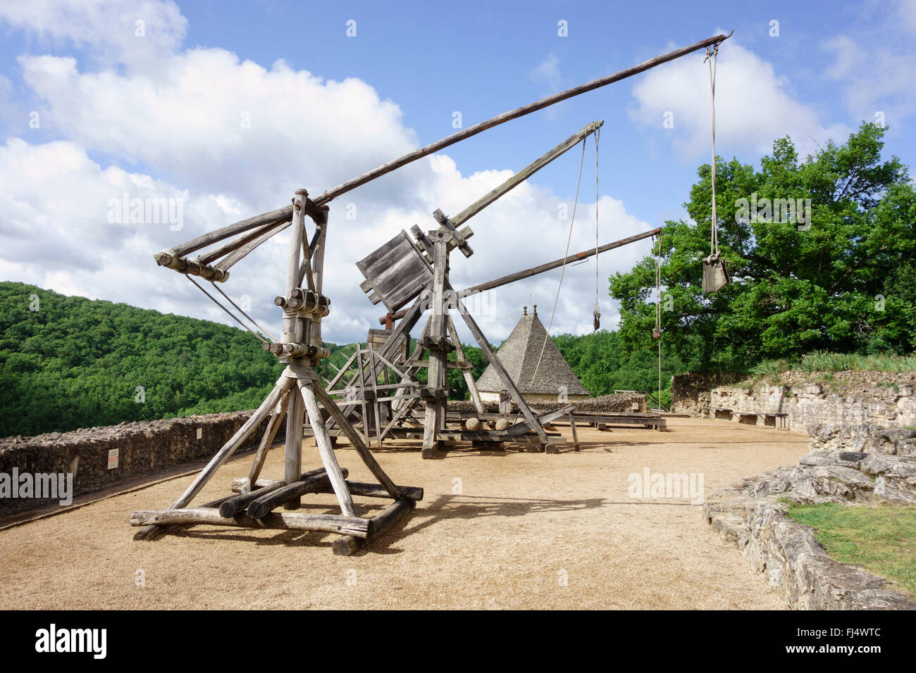 Medieval trebuchet hi-res stock photography and images - Alamy