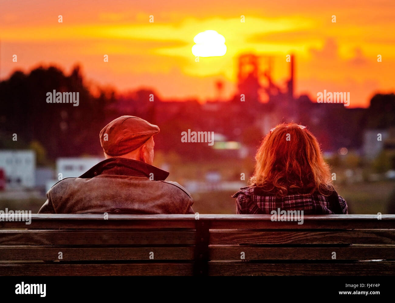 Couple sitting on bench at sunset hi-res stock photography and images ...