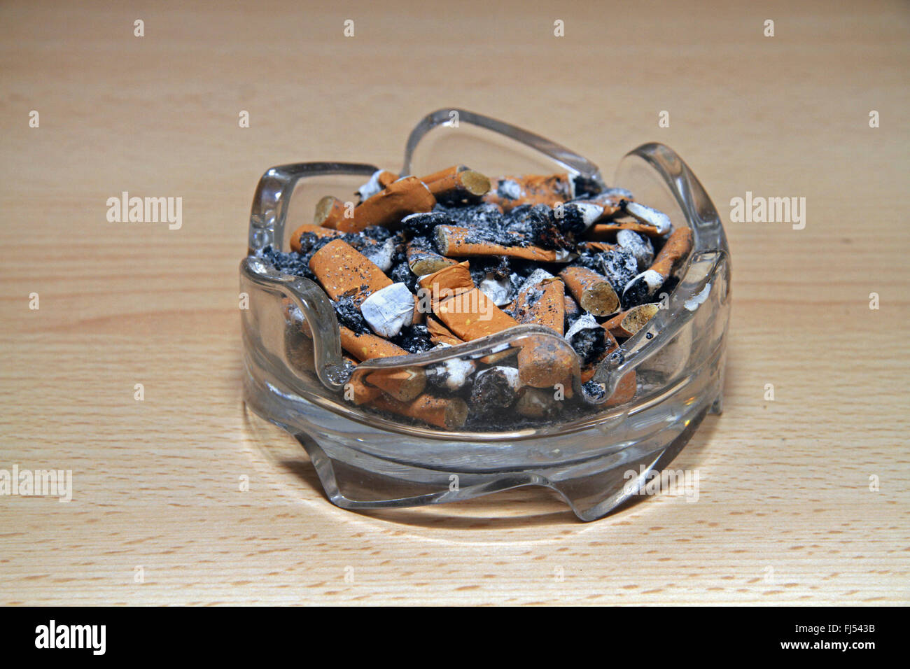 Full ash trays hi-res stock photography and images - Alamy