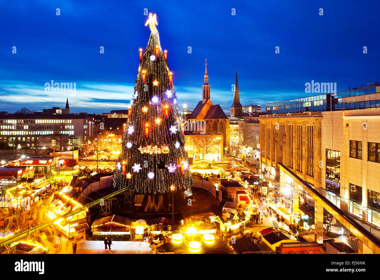 Christmas market with gigantic Christmas tree on Hansaplatz, Germany ...