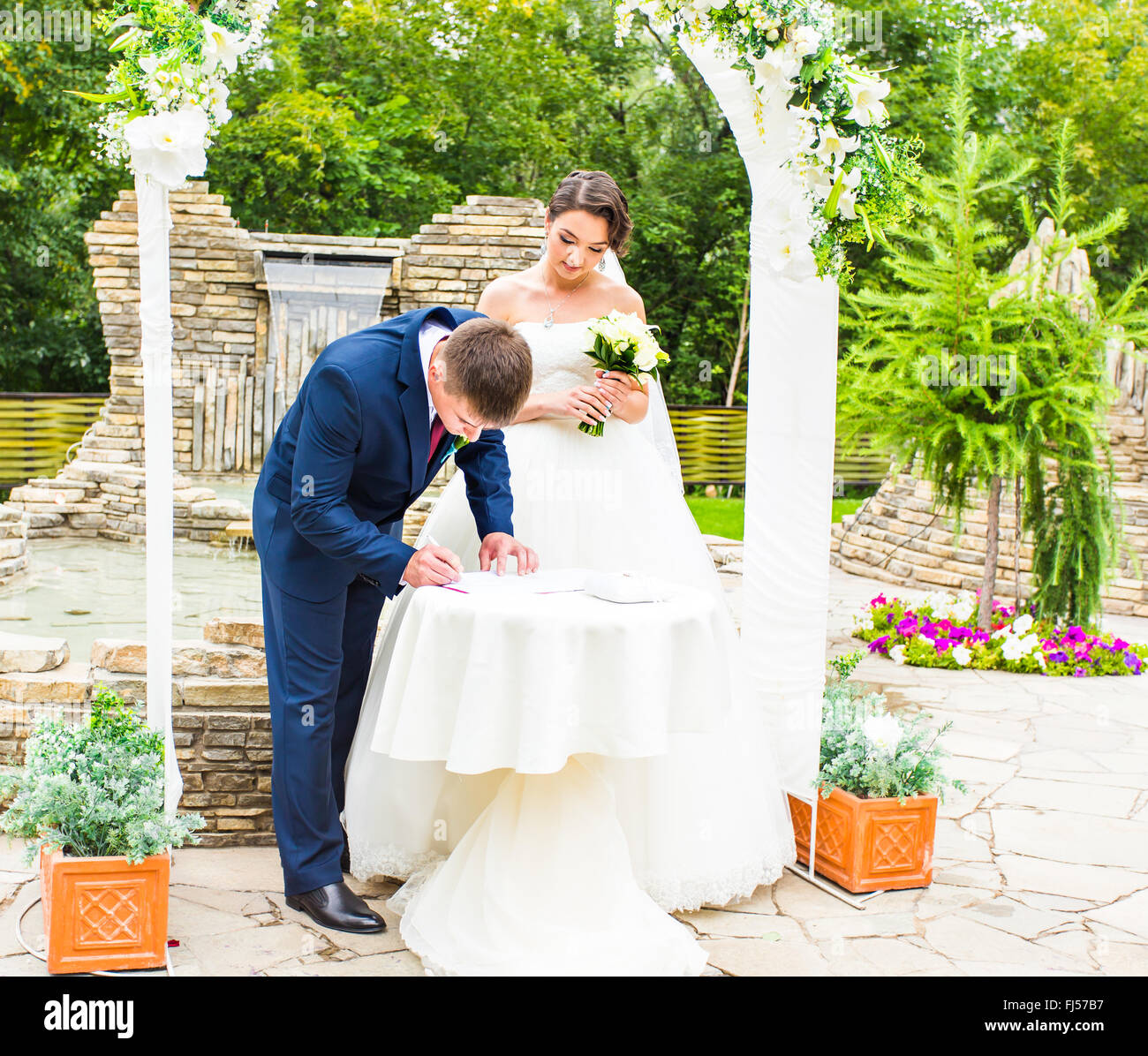Couple Getting Married at an Outdoor Wedding Ceremony Stock Photo - Alamy