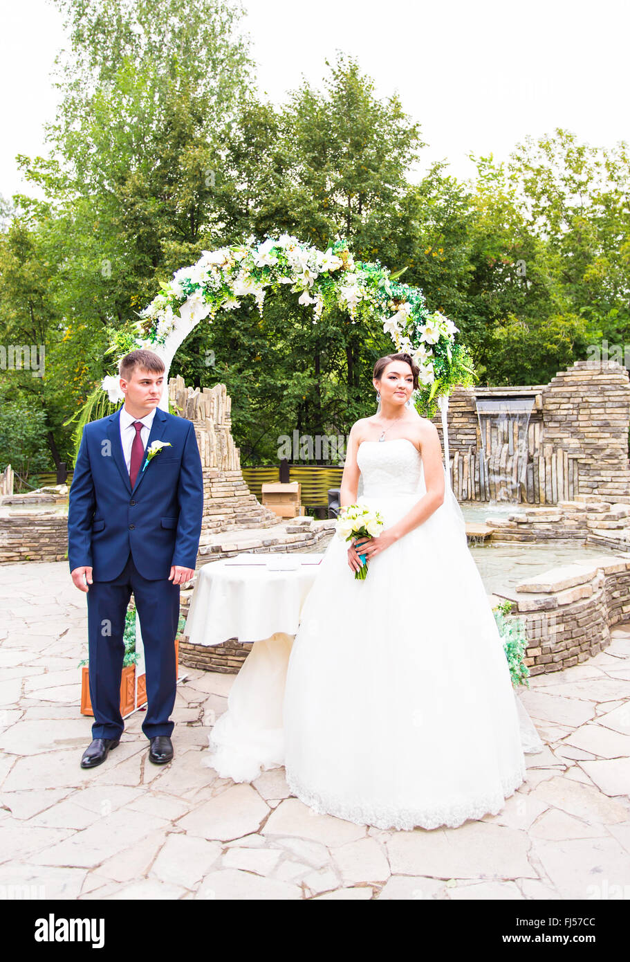 Couple Getting Married at an Outdoor Wedding Ceremony Stock Photo - Alamy