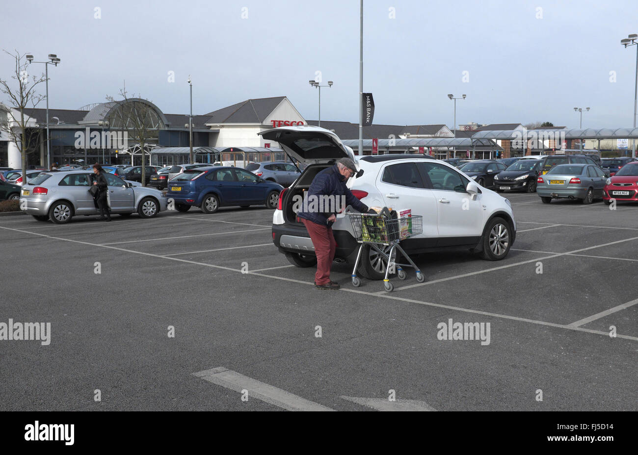 Man loading shopping car boot trolley hi-res stock photography and ...