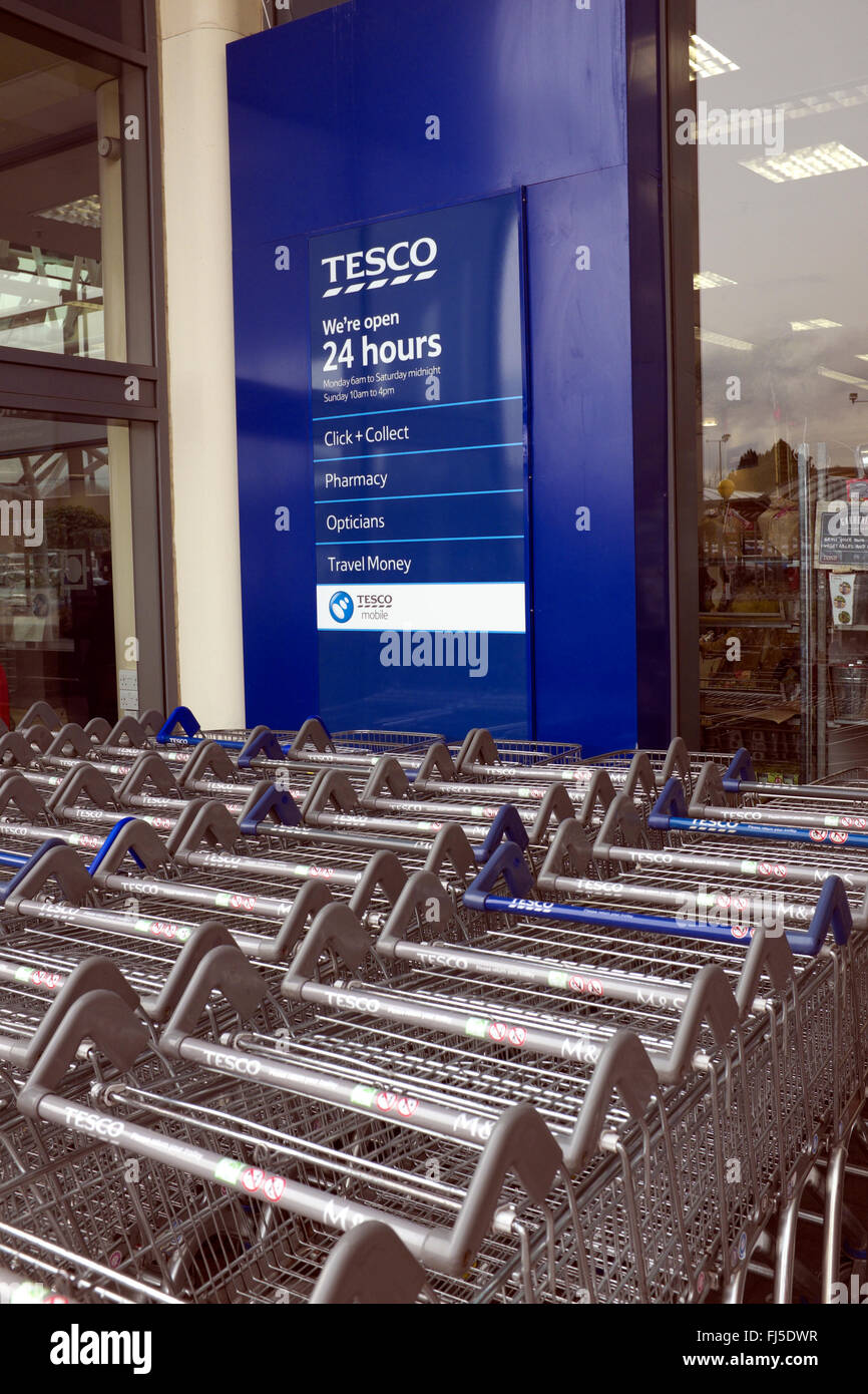 Tesco trolleys hi-res stock photography and images - Alamy