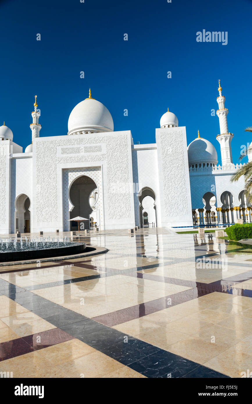 Sheikh zayed grand mosque portrait hi-res stock photography and images ...