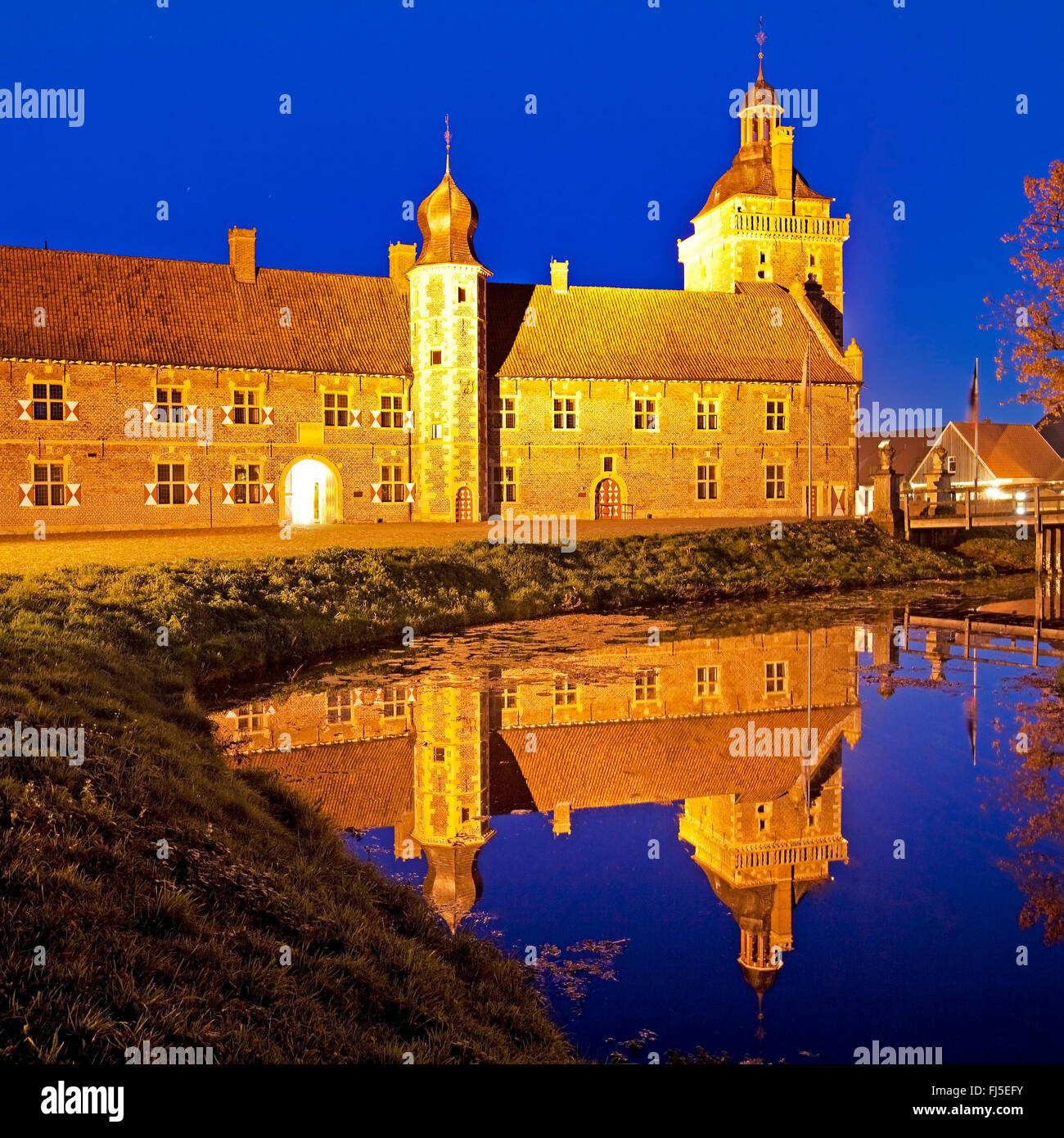 Raesfeld castle in the evening, Germany, North Rhine-Westphalia ...