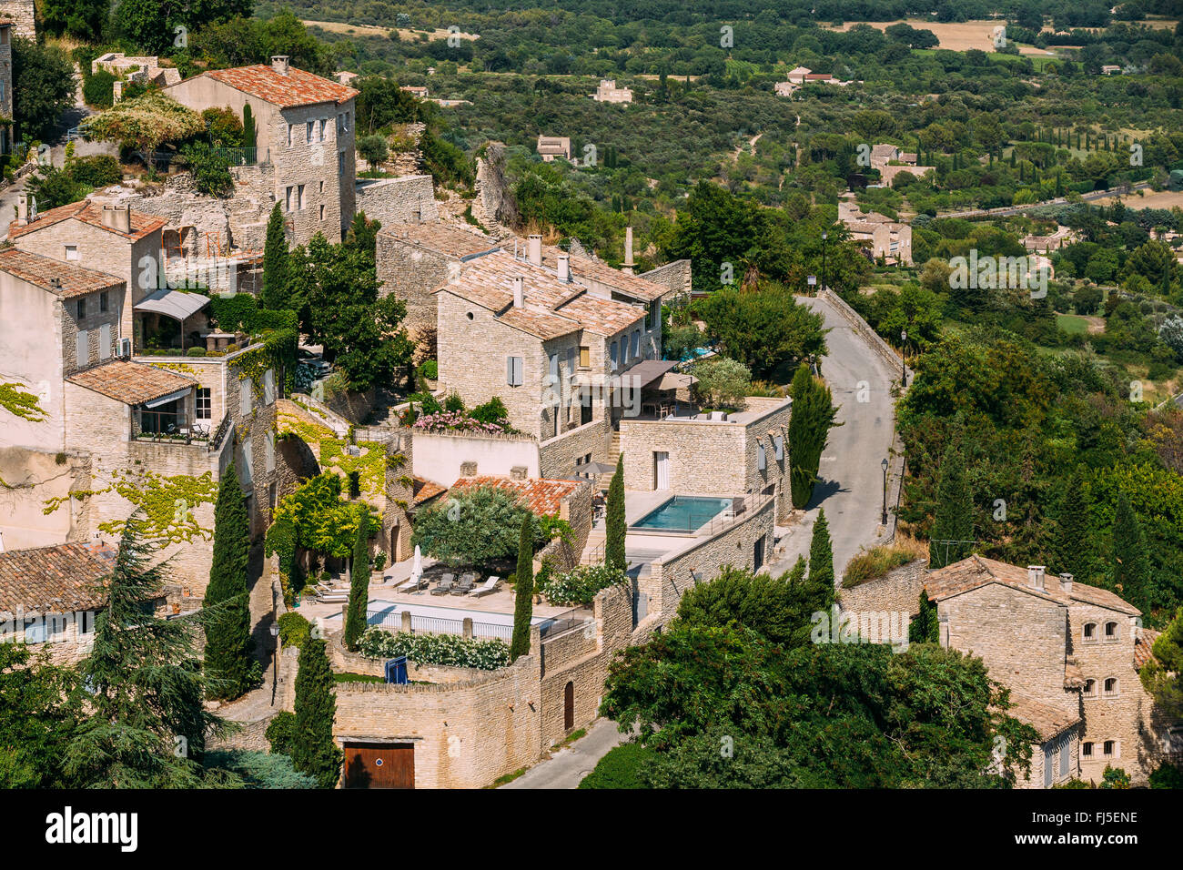 Beautiful view of medieval hilltop village of Gordes in Provence ...