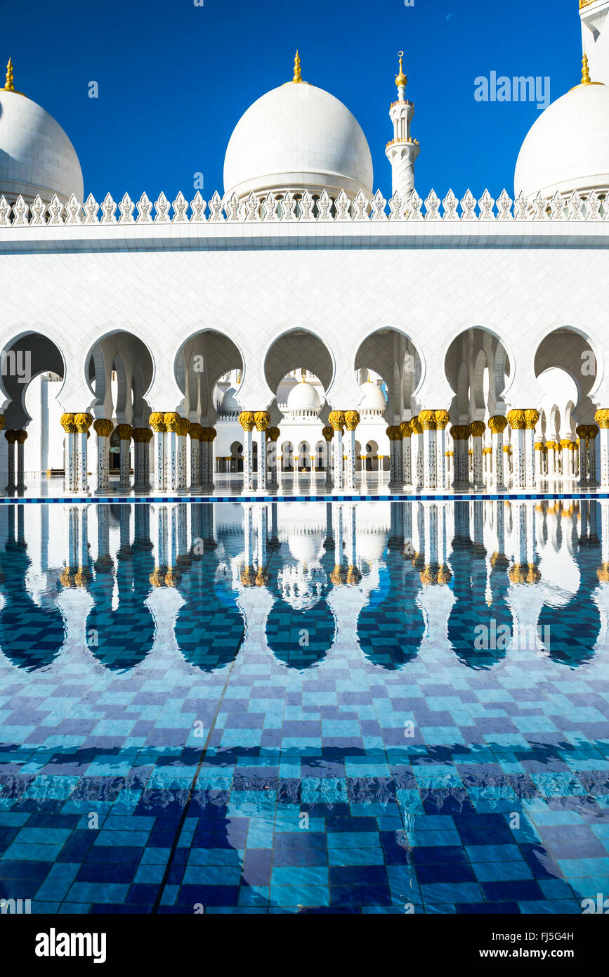 Sheikh zayed grand mosque portrait hi-res stock photography and images ...