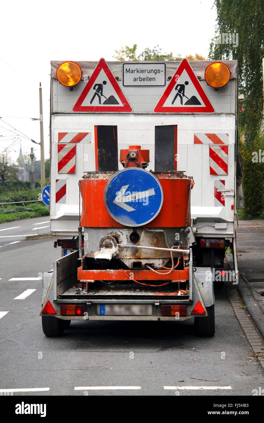 Horizontal road marking hi-res stock photography and images - Alamy