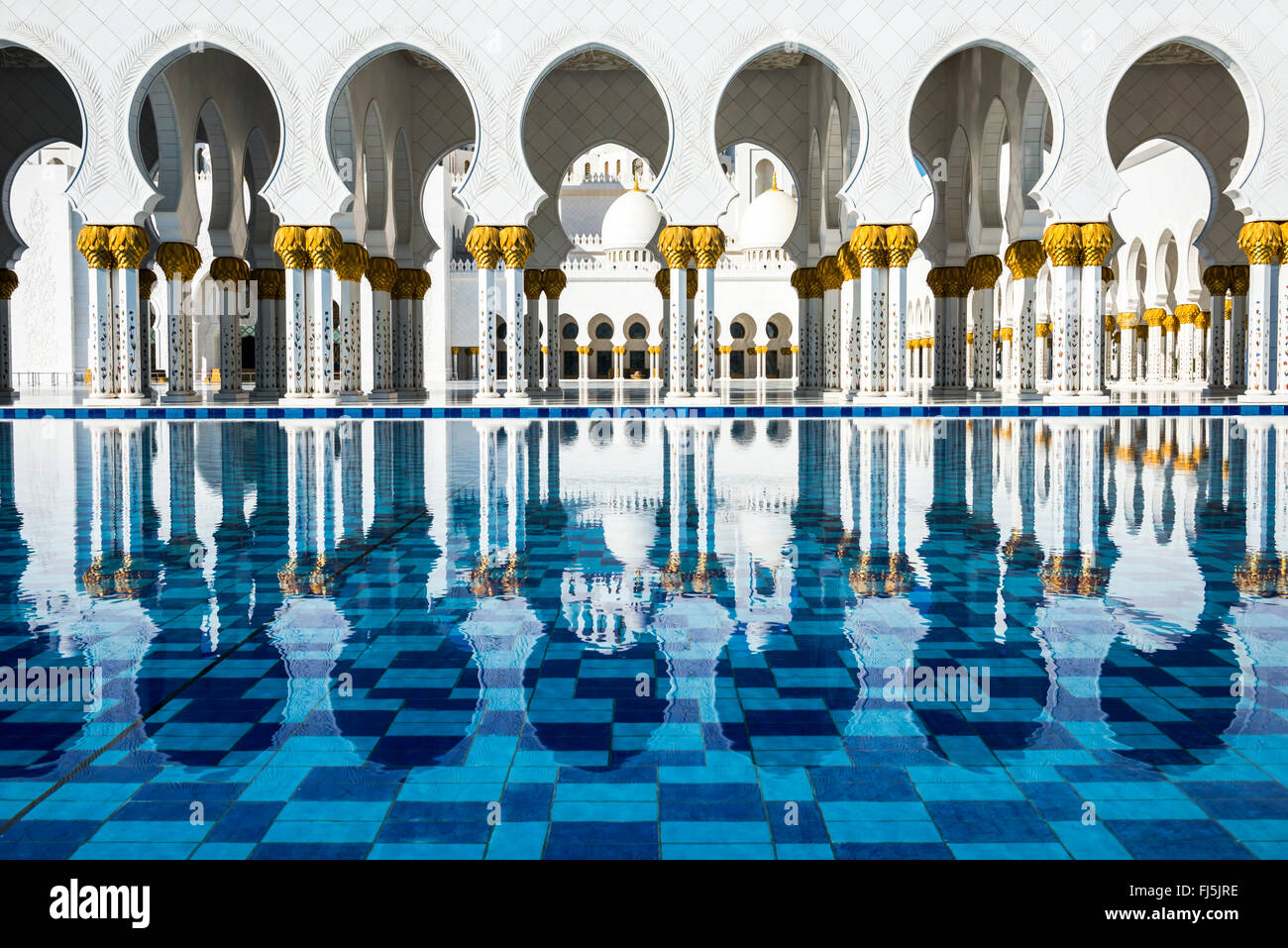 Symettrical architecture at Abu Dhabi's Sheikh Zayed Grand Mosque Stock ...