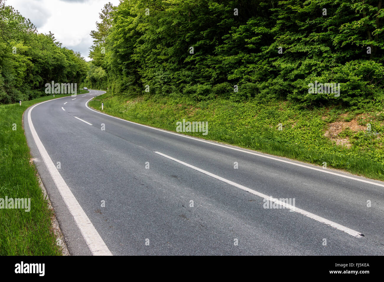 Straight asphalt road leading into the distance Stock Photo - Alamy