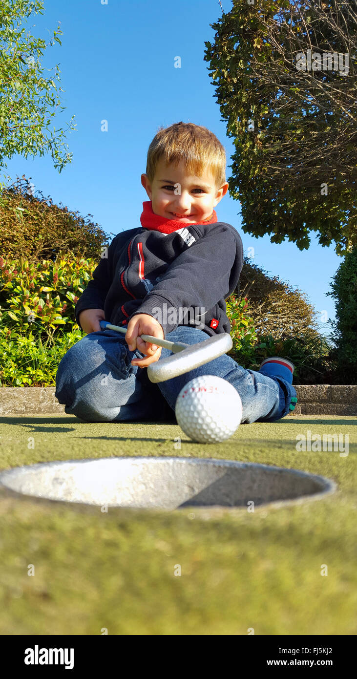 Kids playing miniature golf hi-res stock photography and images - Alamy