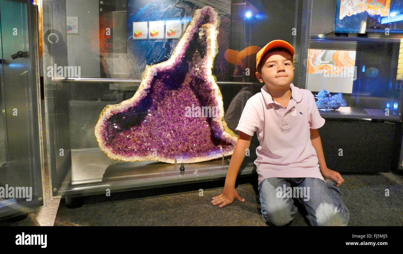 Show case hi-res stock photography and images - Alamy