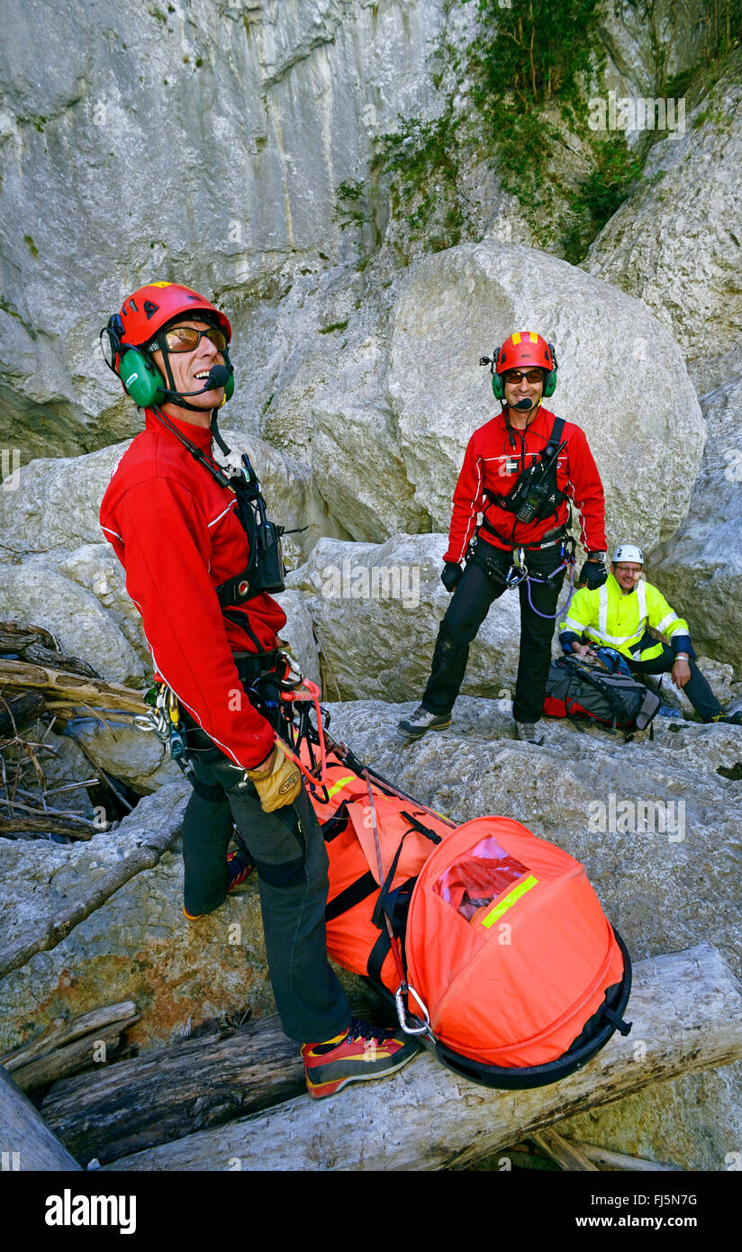 Rescuers hi-res stock photography and images - Alamy