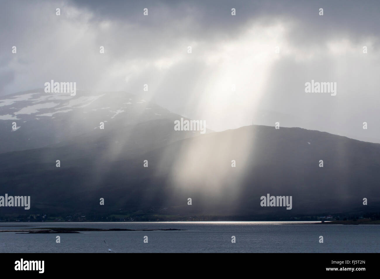 Sun through mountains hi-res stock photography and images - Alamy