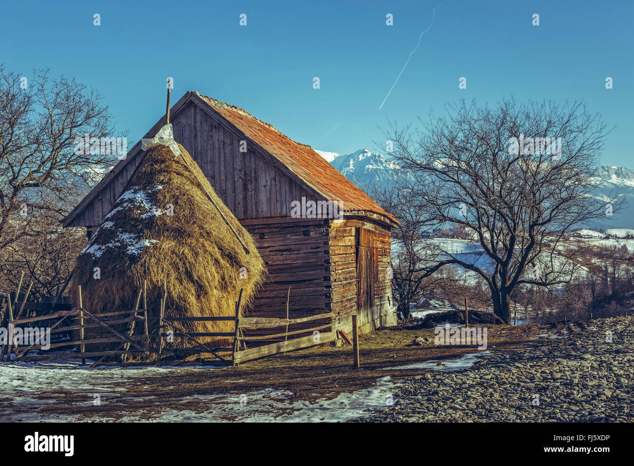 Traditional romanian wooden barn hi-res stock photography and images ...