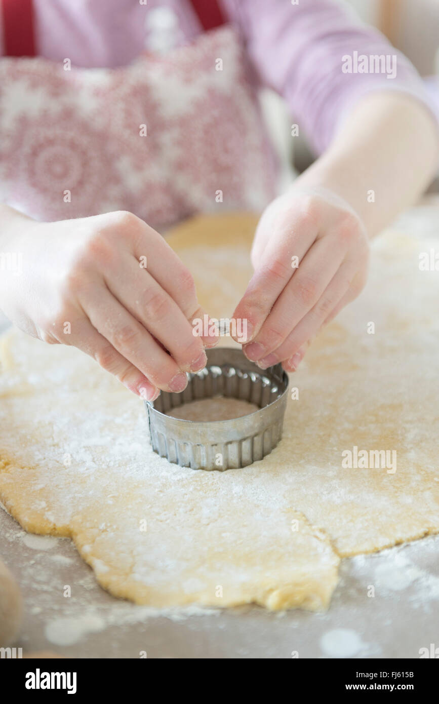 Cutting shapes hi-res stock photography and images - Alamy