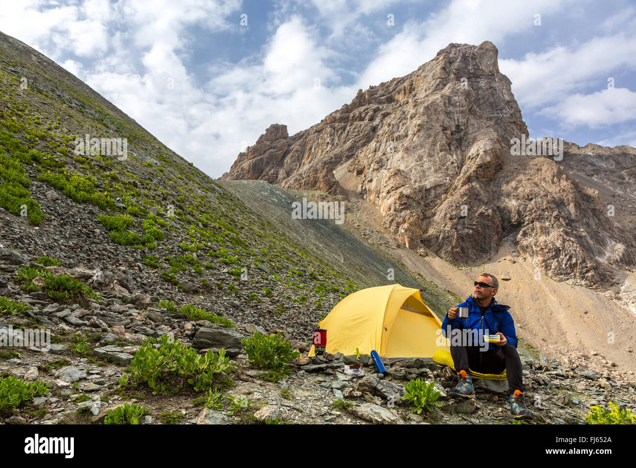 Traveling man eating meal Stock Photo - Alamy