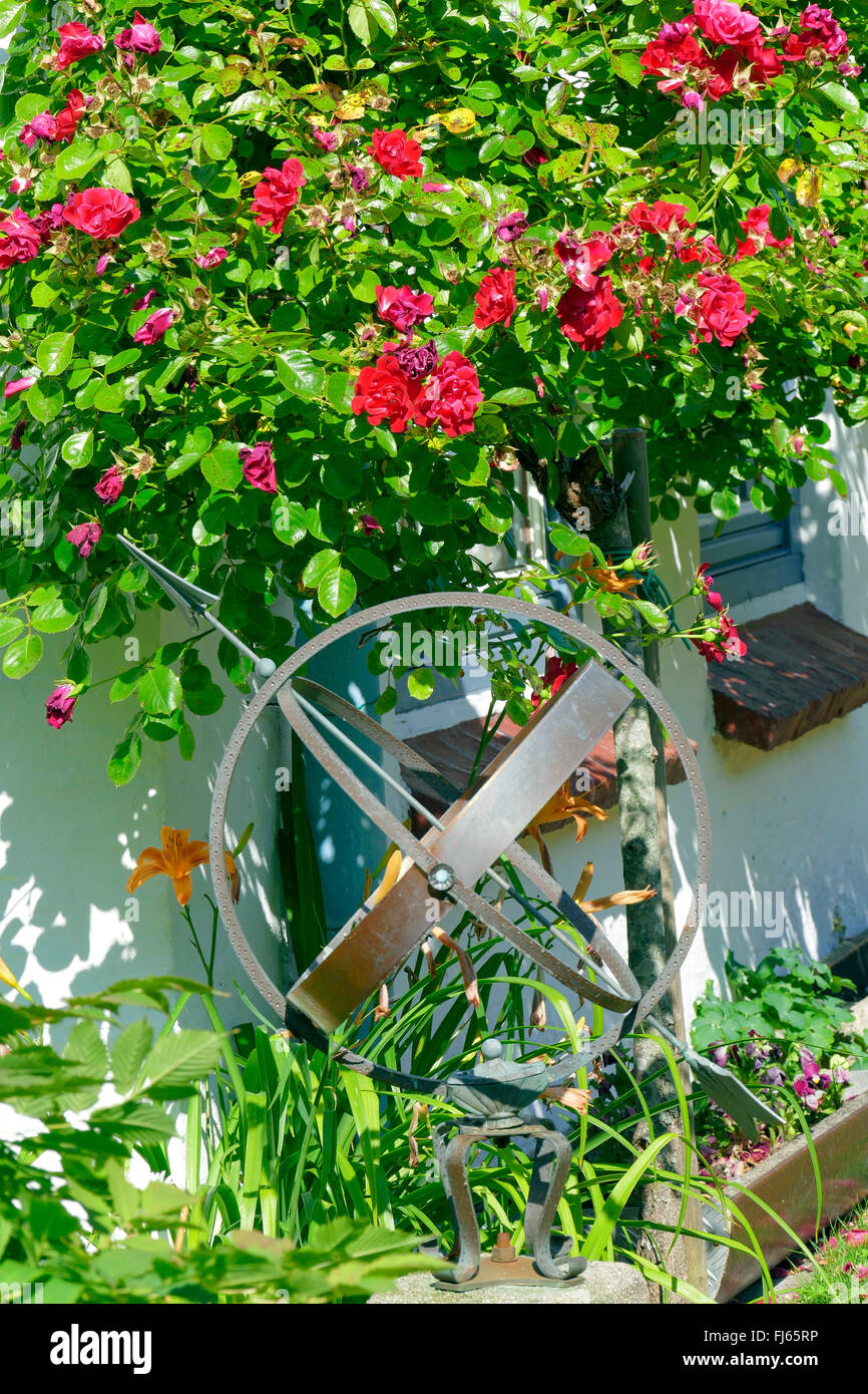 Garden sundials hi-res stock photography and images - Alamy