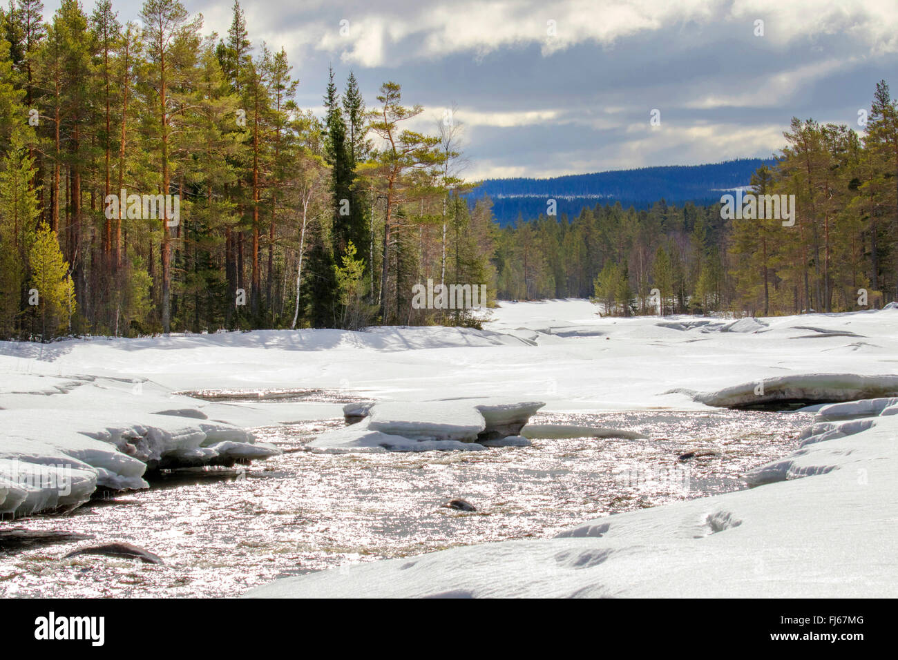 Frozen_river hi-res stock photography and images - Alamy