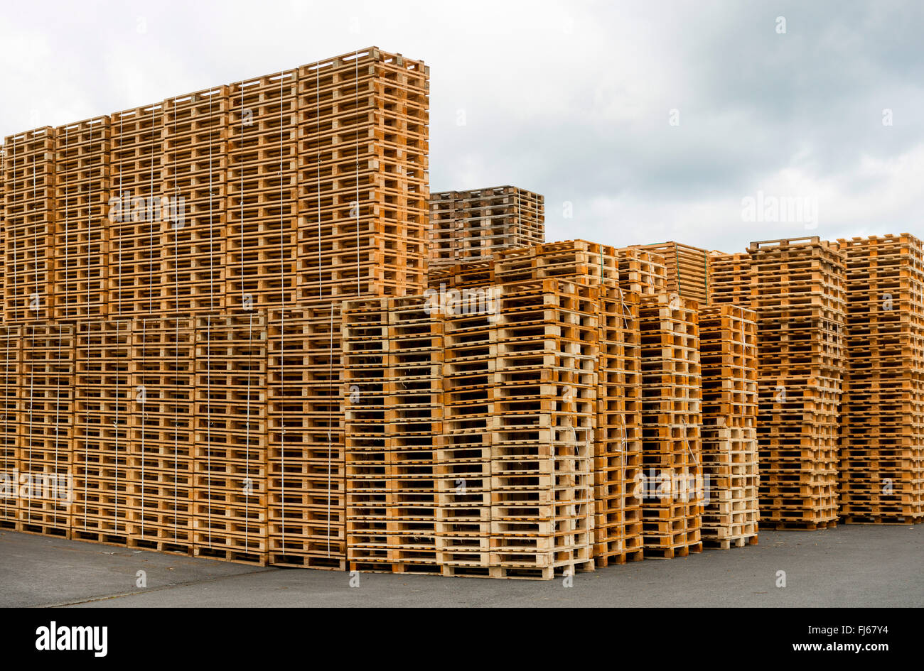 Stacking pallets hi-res stock photography and images - Alamy