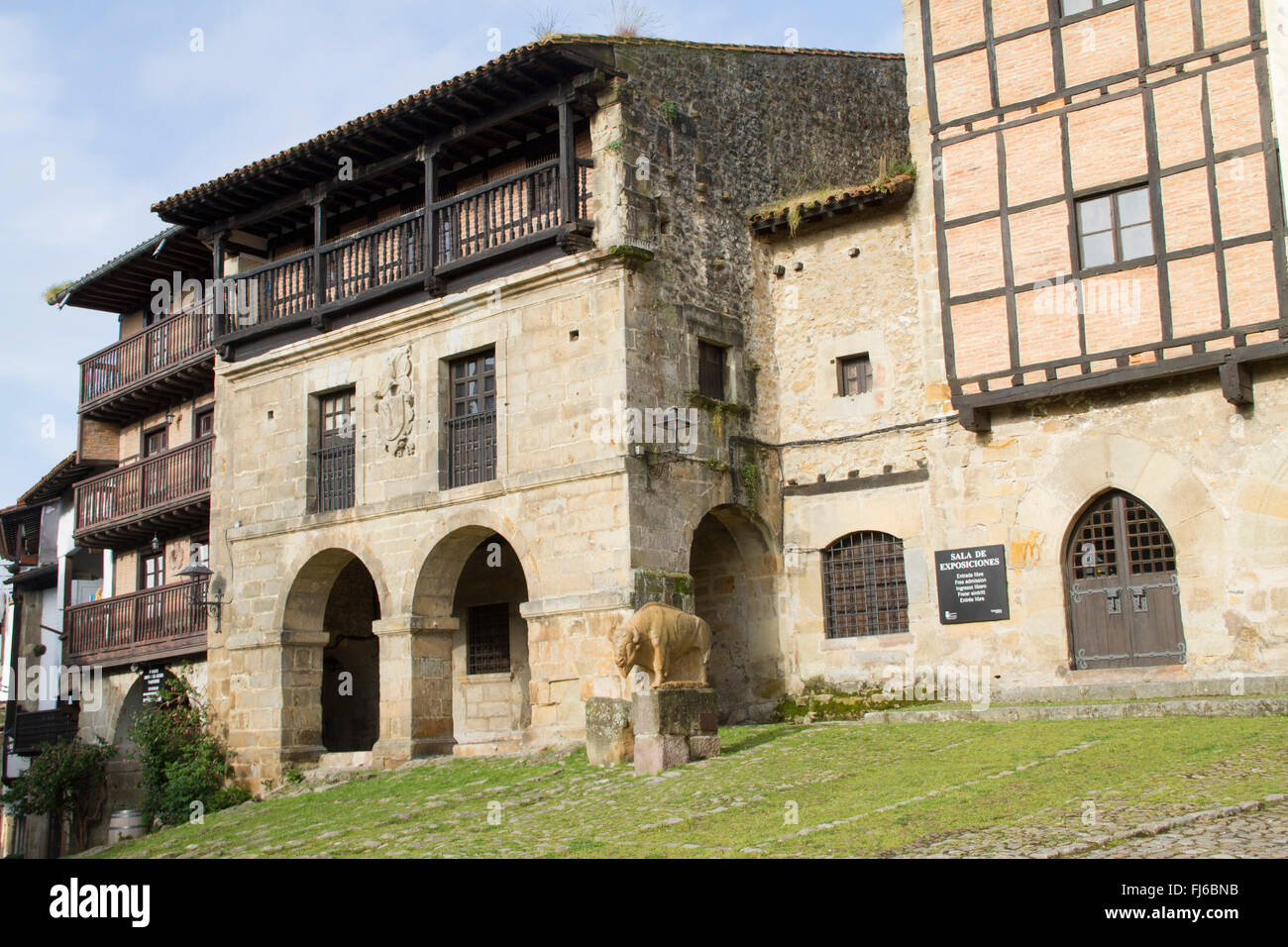 Medieval stone houses hi-res stock photography and images - Alamy