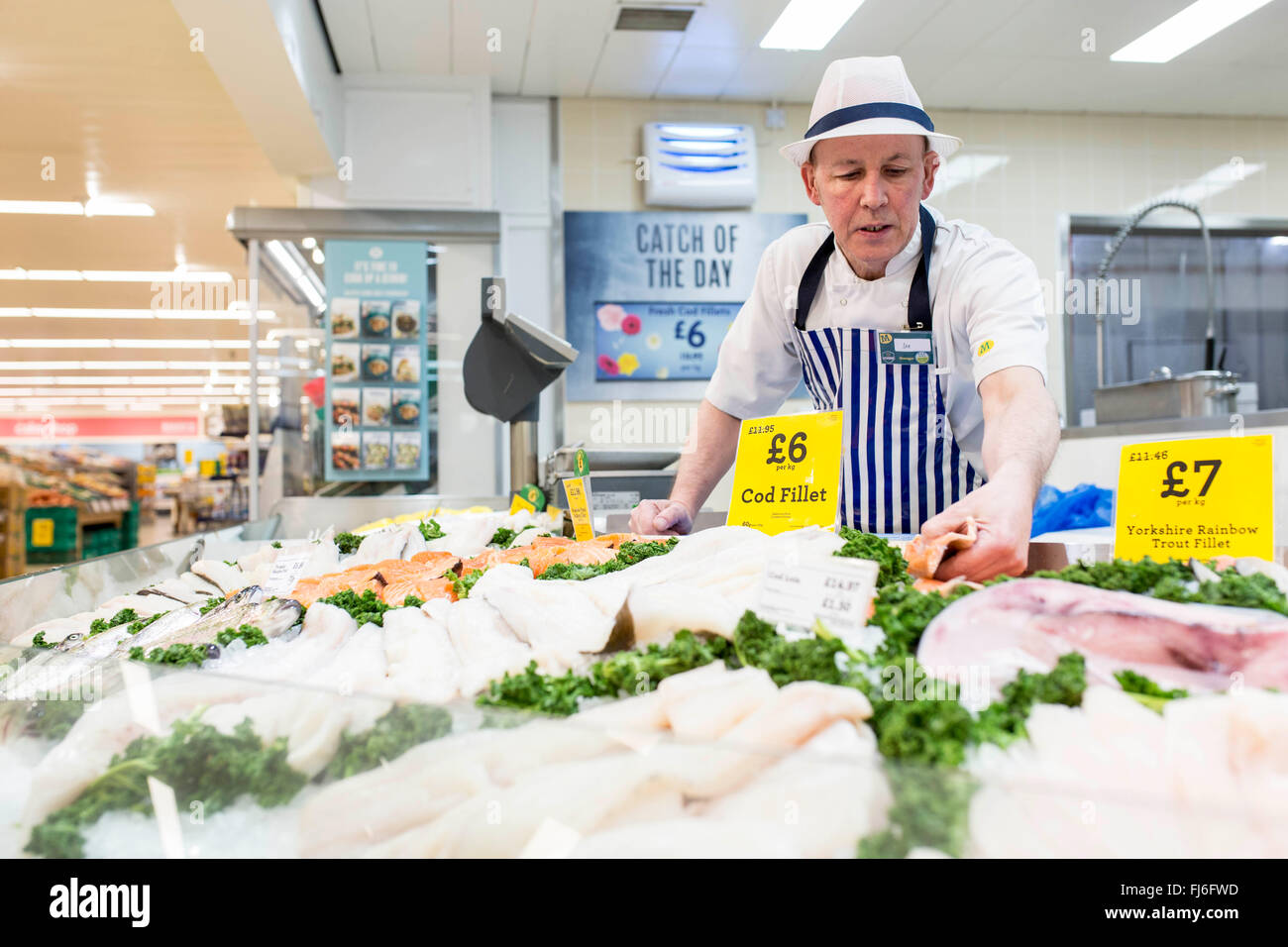 Fishmonger hi-res stock photography and images - Alamy