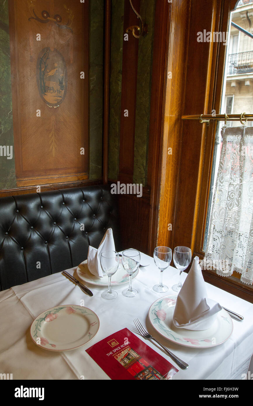 Parisian bistro hi-res stock photography and images - Alamy