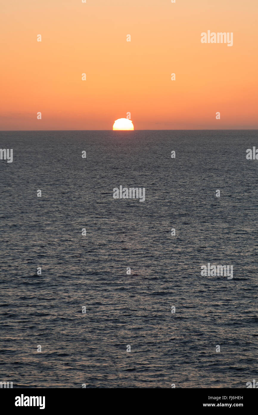 The sun setting over the Pacific Ocean Stock Photo - Alamy