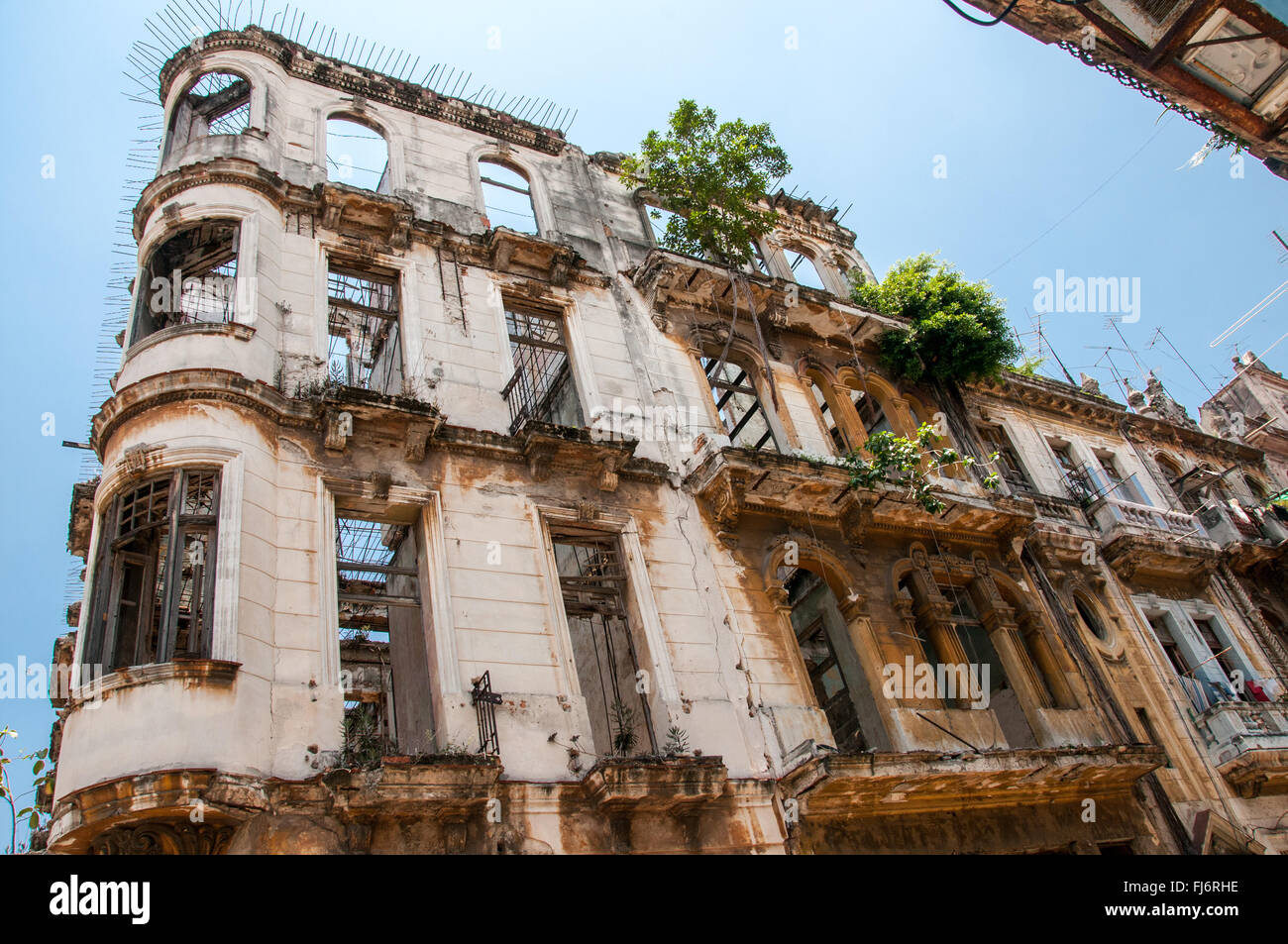 Destroyed building cuba havana hi-res stock photography and images - Alamy