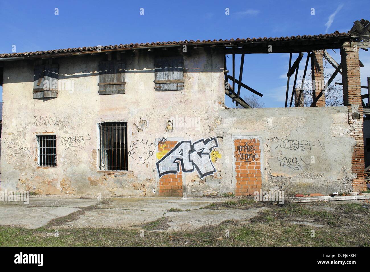 Ruin destroyed hi-res stock photography and images - Alamy