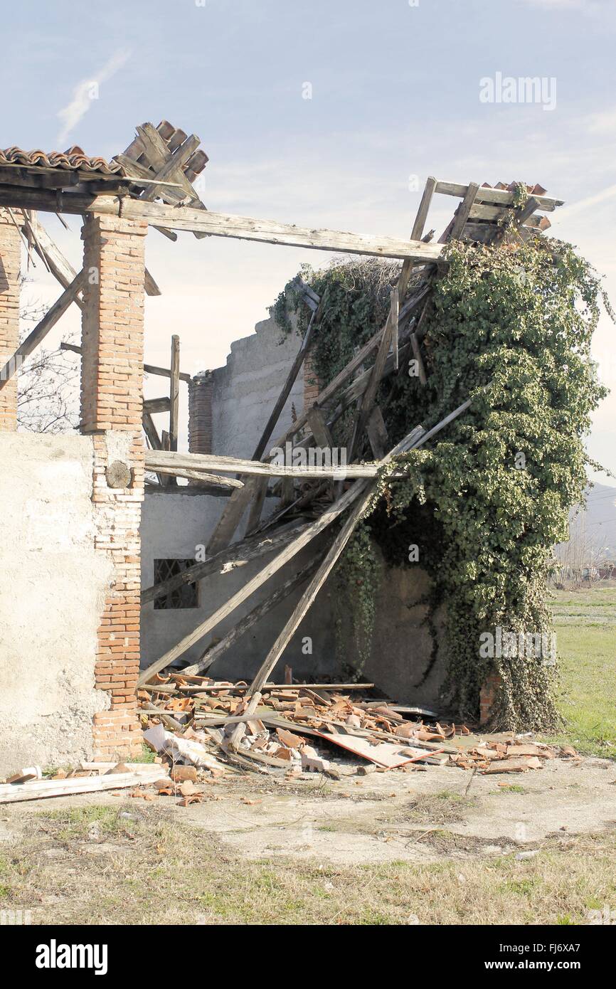 Ruin destroyed hi-res stock photography and images - Alamy