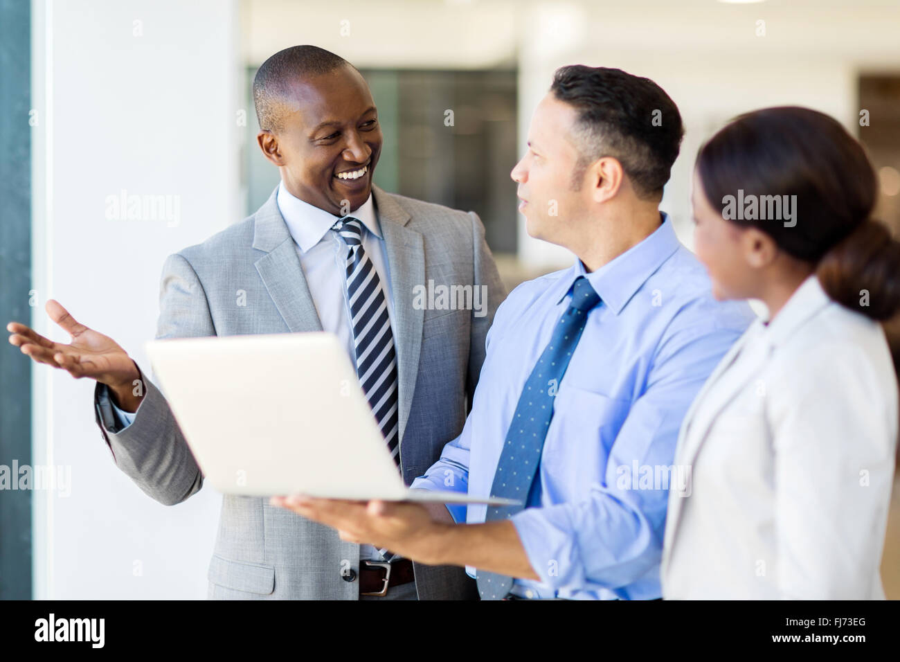Team working at laptop hi-res stock photography and images - Alamy