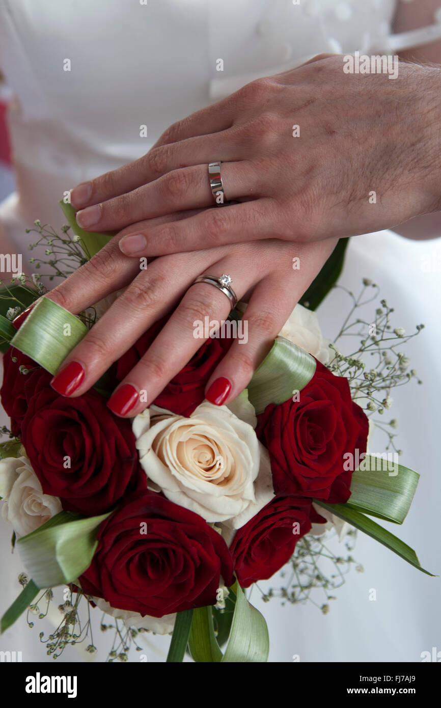 Wedding couples hands ring bouquet hi-res stock photography and images ...