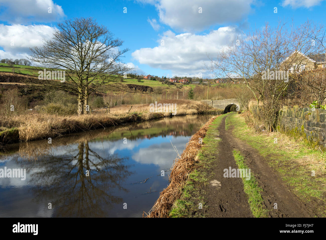 Approaching Division Bridge on the Huddersfield Canal, Mossley ...
