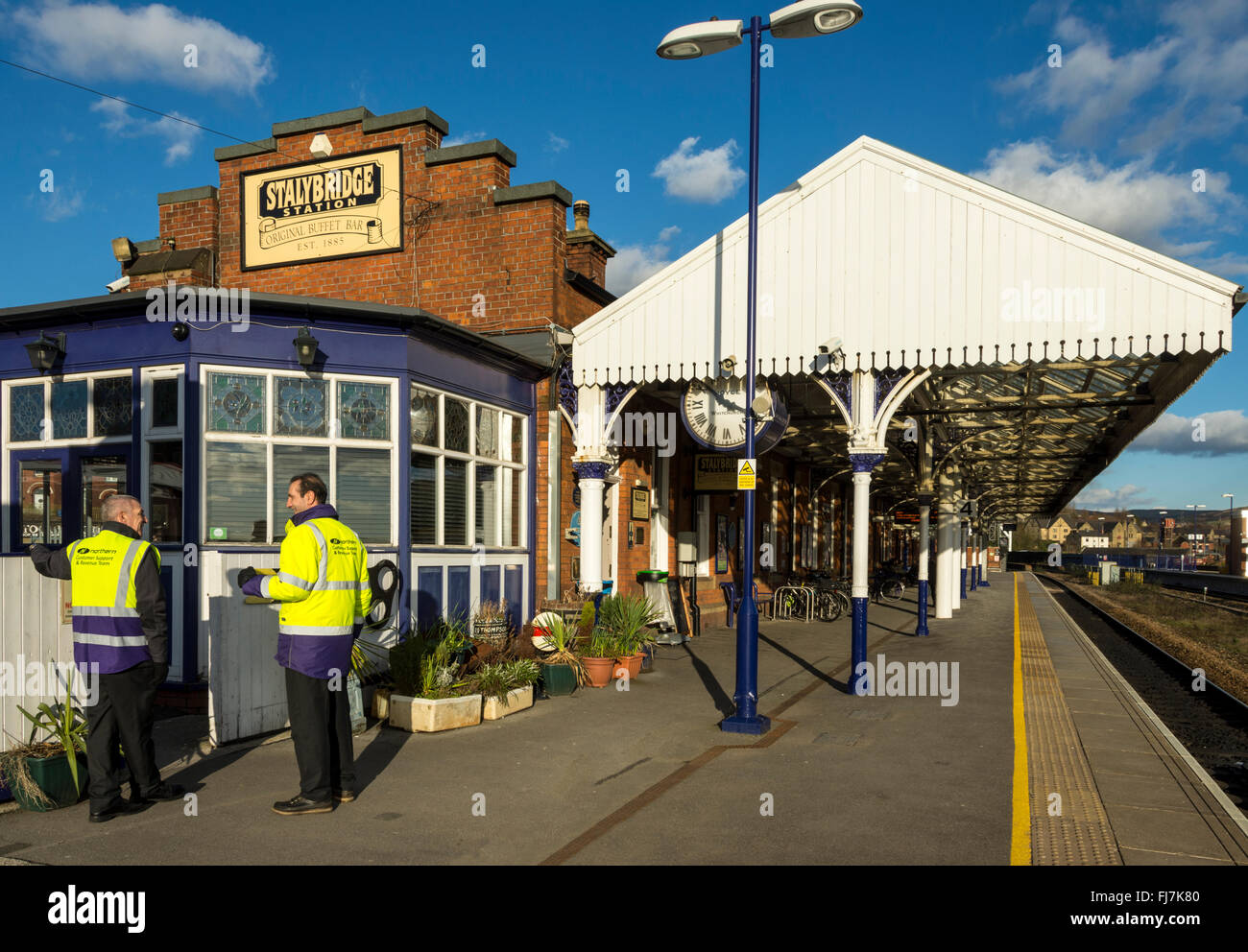 Railway station platform canopy hi-res stock photography and images - Alamy