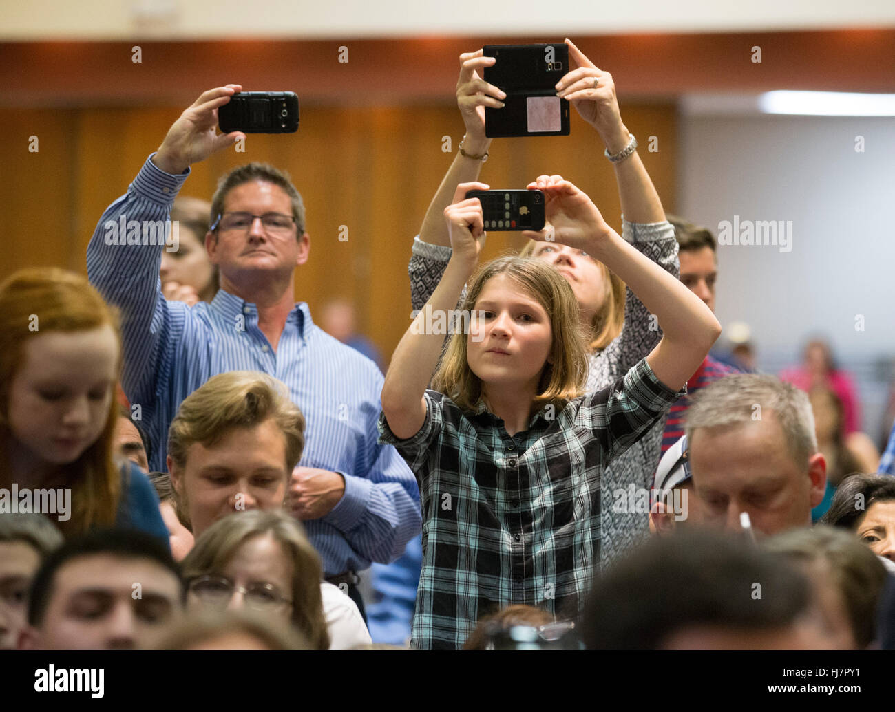 Political rally crowd with phones hi-res stock photography and images ...
