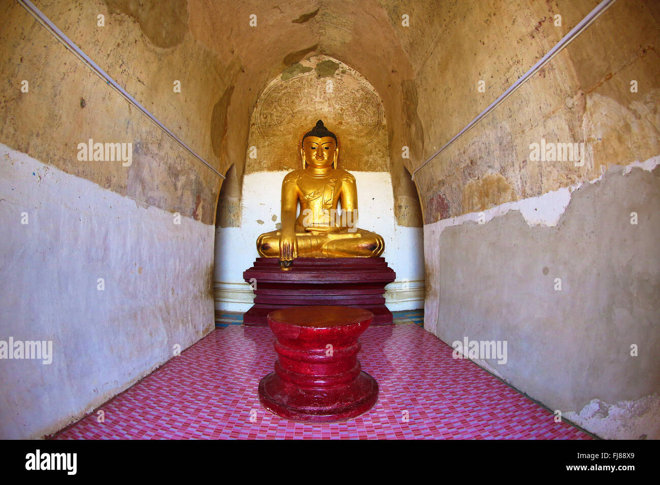 Buddha statue inside Gawdawpalin Temple Pagoda in Old Bagan, Bagan ...