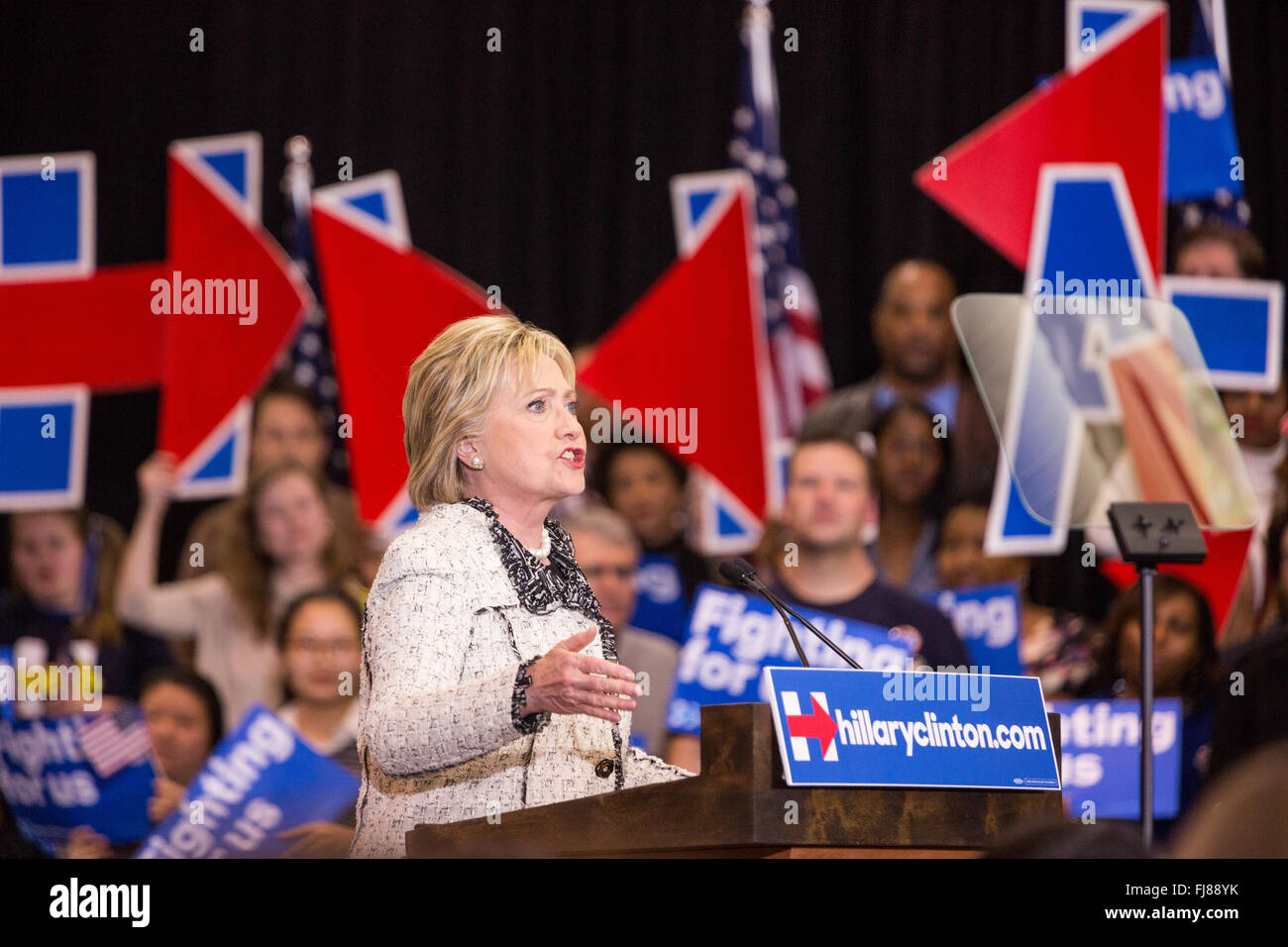 Democratic presidential candidate Hillary Rodham Clinton thanks ...