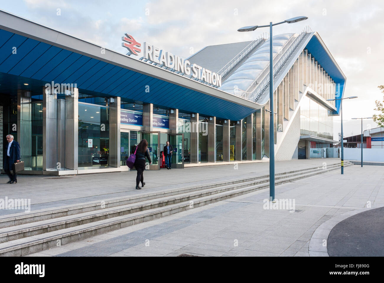 Reading railway station hi-res stock photography and images - Alamy