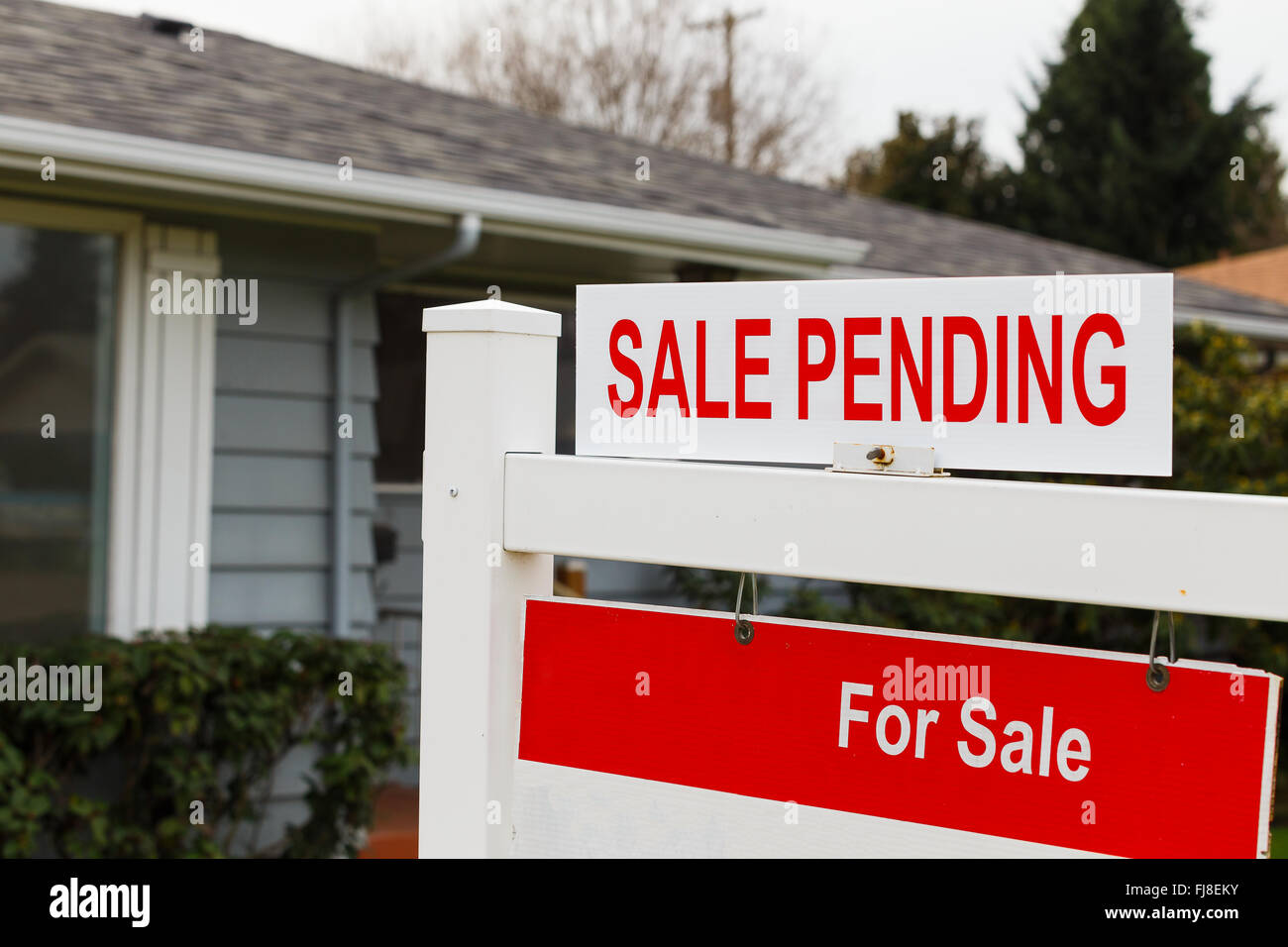 Real estate sign hi-res stock photography and images - Alamy