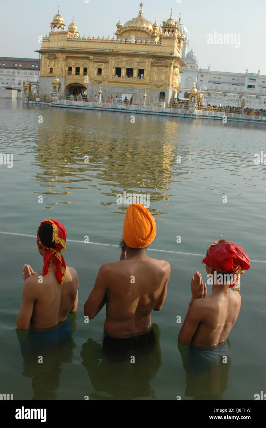 Bath in pond hi-res stock photography and images - Alamy