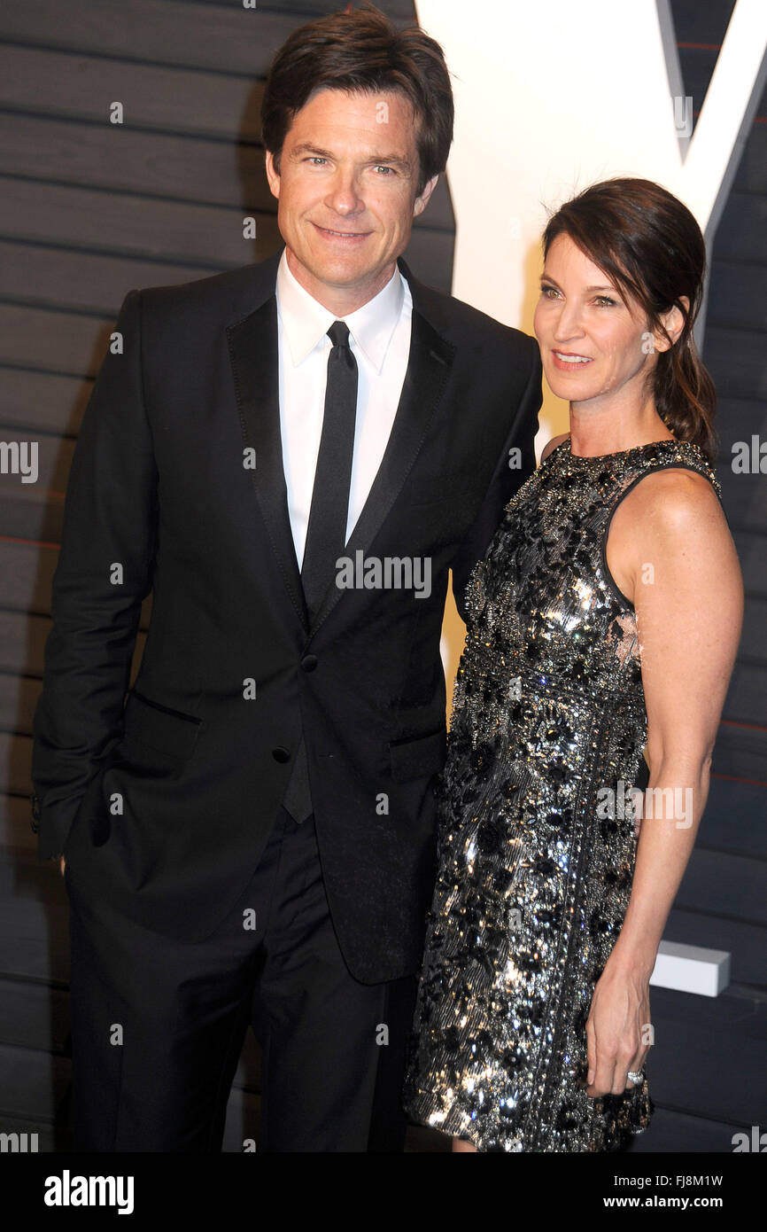 Jason Bateman (L) and Amanda Anka attending the 2016 Vanity Fair Oscar ...