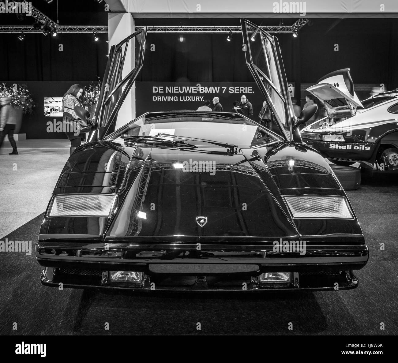 White Lamborghini Countach Quattrovalvole