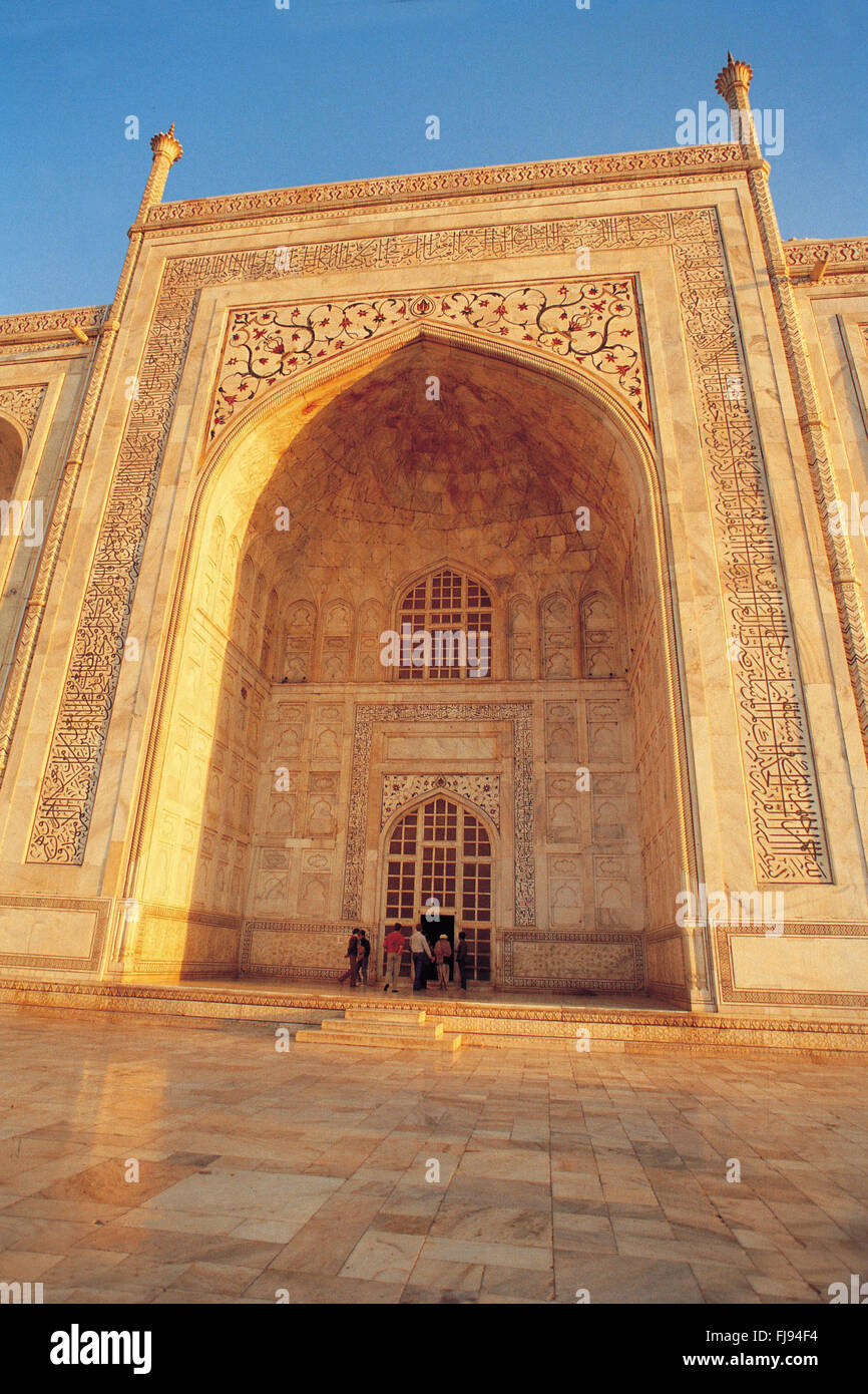 Taj mahal sunset vertical hi-res stock photography and images - Alamy