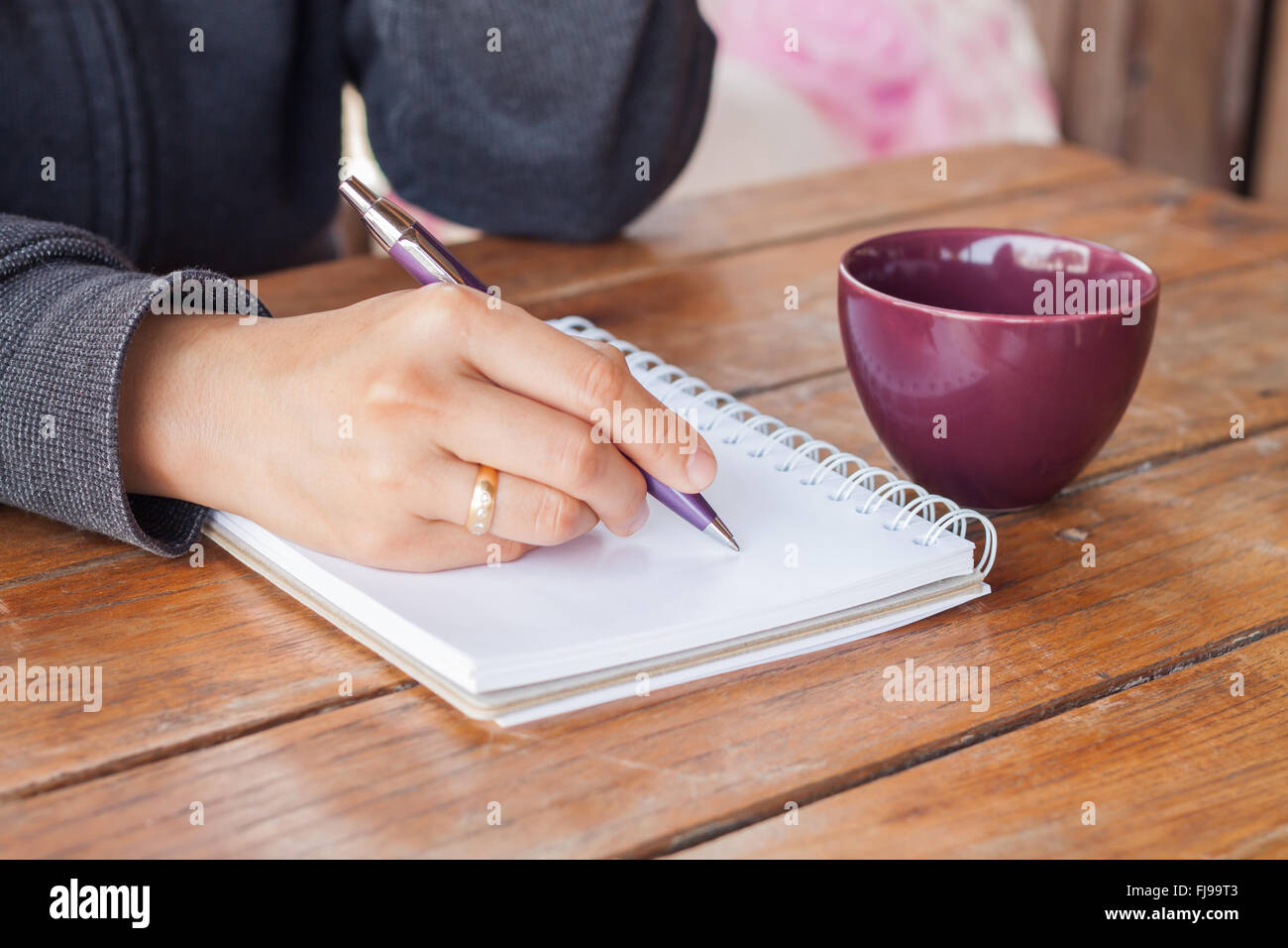 Black woman desk writing letter hi-res stock photography and images - Alamy