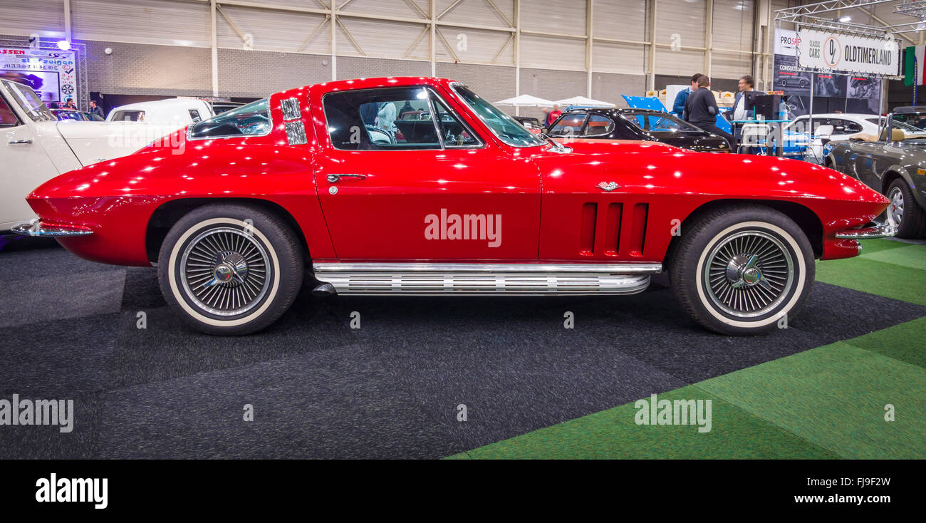 Sports car Chevrolet Corvette C2 "Sting Ray", 1965 Stock Photo - Alamy