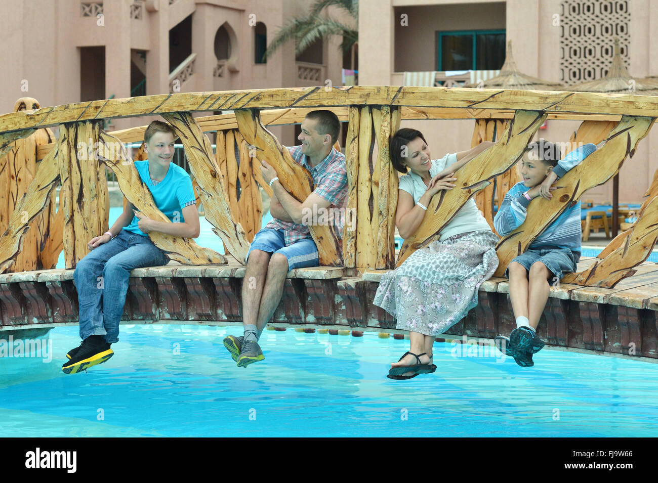 Family by swimming pool hi-res stock photography and images - Alamy