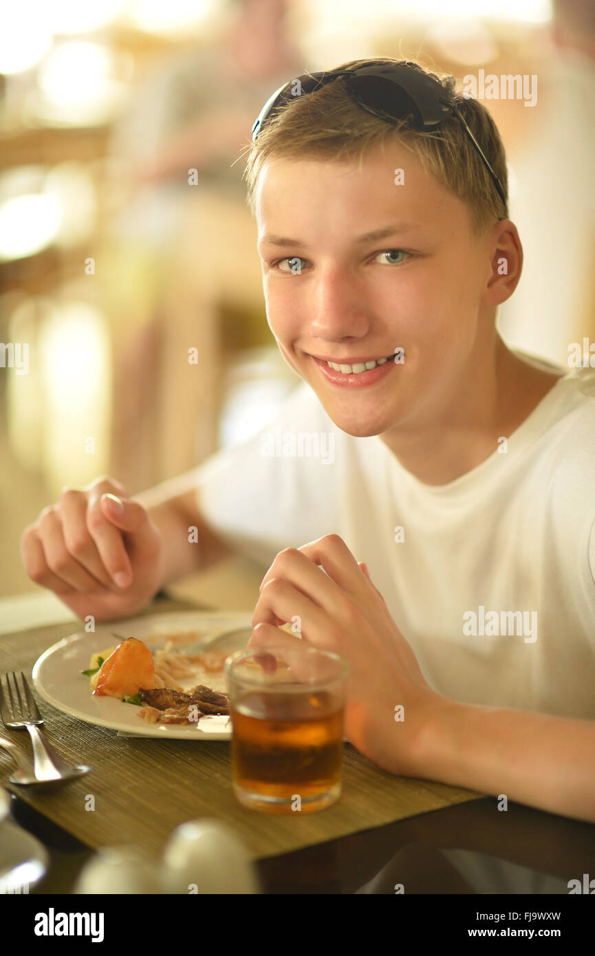 Little boy eating Stock Photo - Alamy